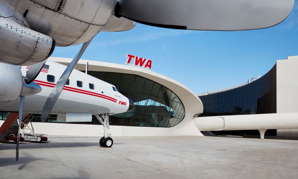The TWA Hotel Turned This Vintage Airplane Into A Retro Cocktail Bar ...